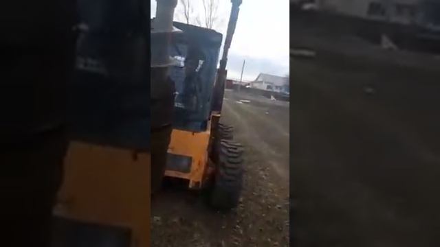 Мини погрузчик с ямобуром в работе