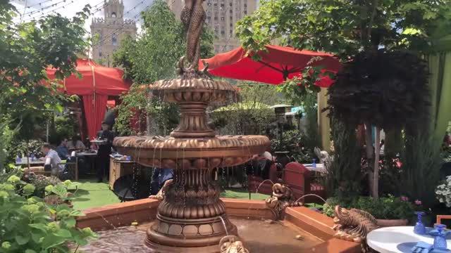 Дворцовый фонтан с русалками в Ресторане.