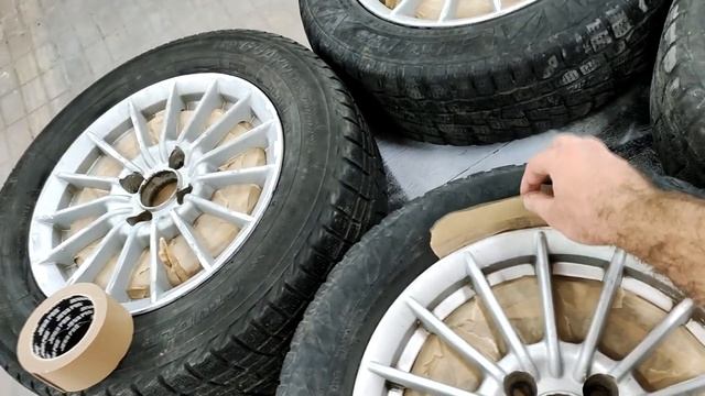 Подготовка и покраска литых дисков r14, на зимней резине, своими руками, в гаражных условиях.