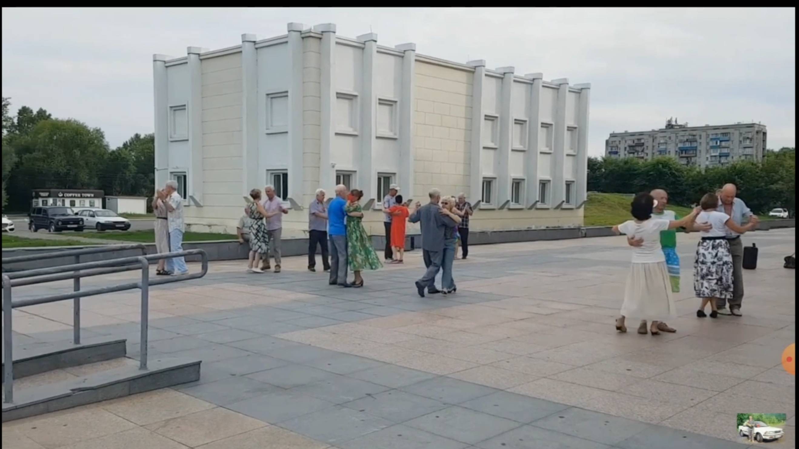 Комсомольск-на-Амуре 7 Августа  среда Танцы у драмтеатра