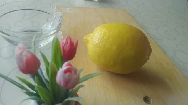Этот трюк с лимонами покорил сотни хозяек. Рассказываю простой способ хранения лимона от бабушки