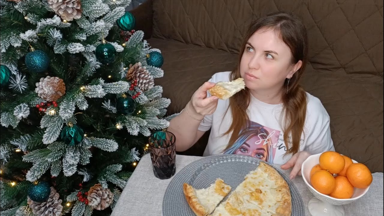 Мукбанг Вкусная сырная пицца. Горячая выпечка в морозный день.