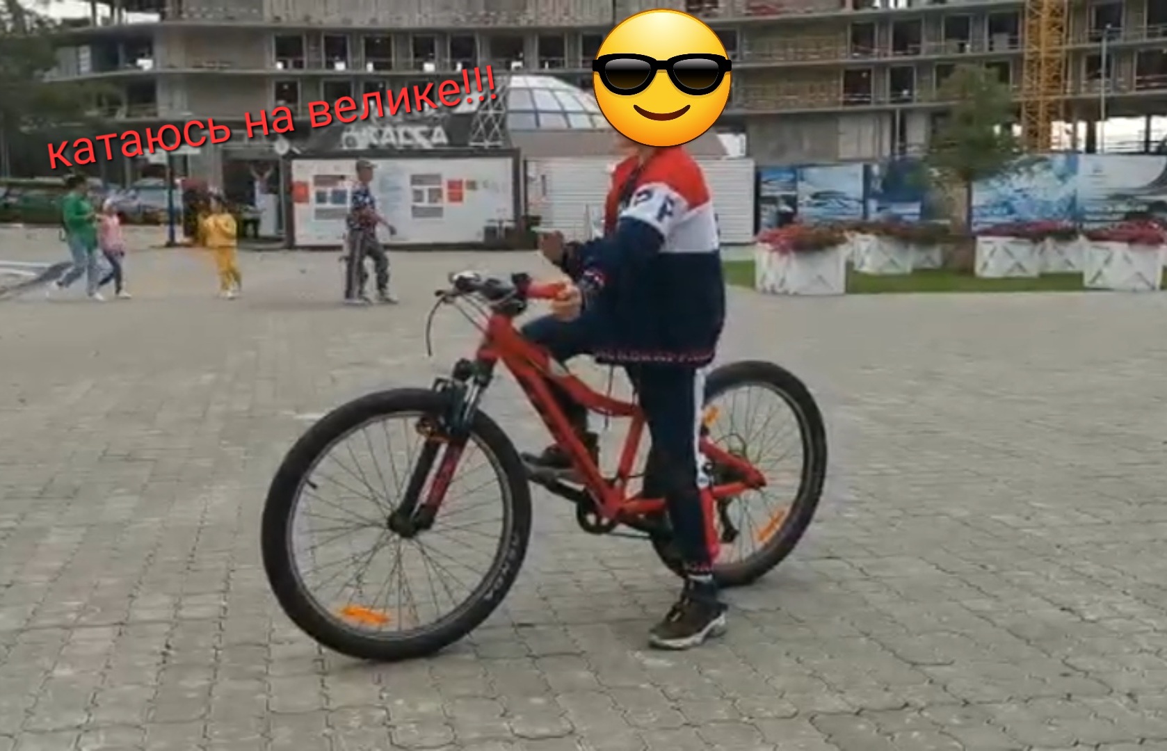 ⌂⌂⌂Andreaushouse⌂⌂⌂
Манжерок. На велике возле стройки нового отеля.