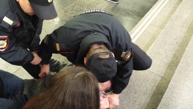 Задержание молодого парня сотрудниками полиции на станции метро Каховская 5 октября 2018 года