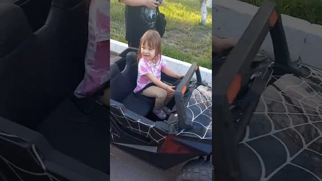 31.07.23 катаемся на машинке на радиоуправлении))) Серёжа за пультом, Алиса за рулём) Я за камерой)