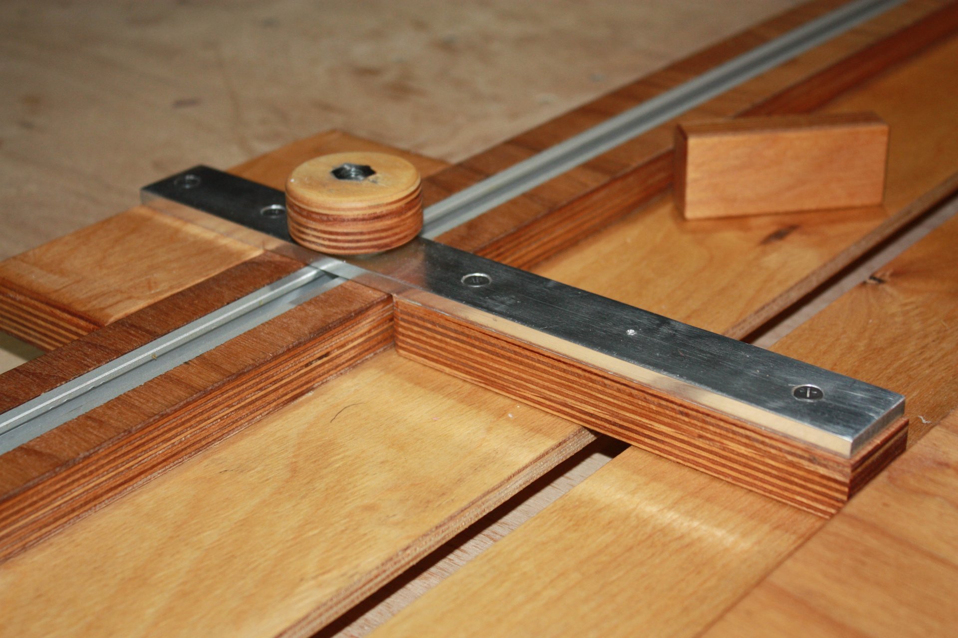 Приспособление для фрезера по дереву.mp4