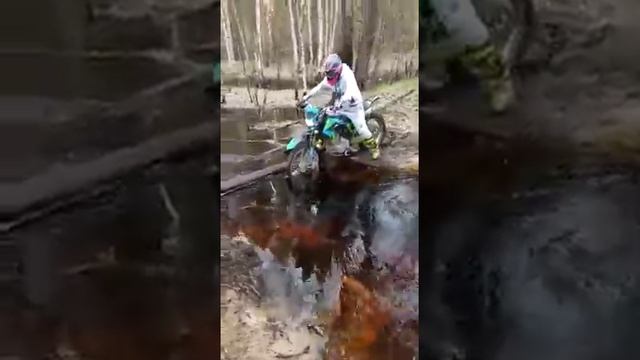 Эндуро рулит, в брод на  моцацыкле???