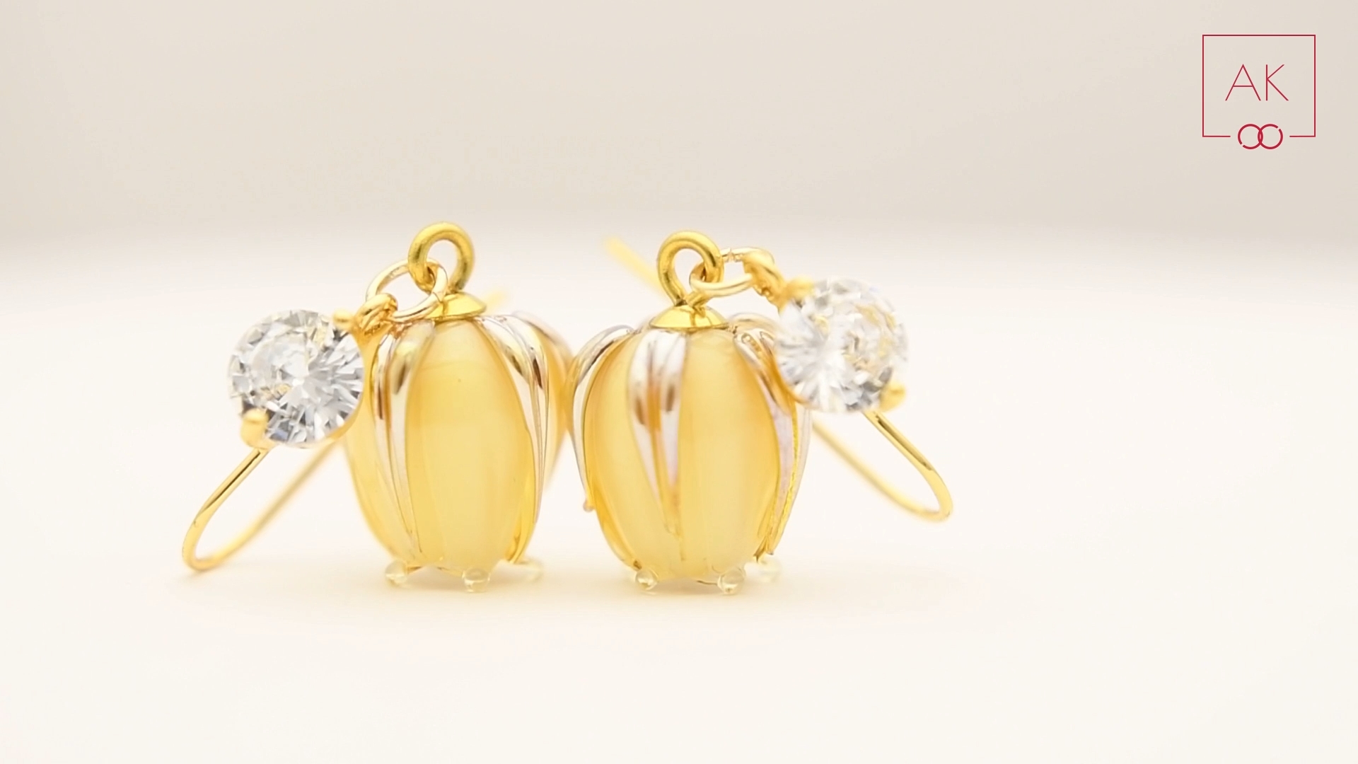 Серьги Камилла со стеклянным бутоном кремового цвета