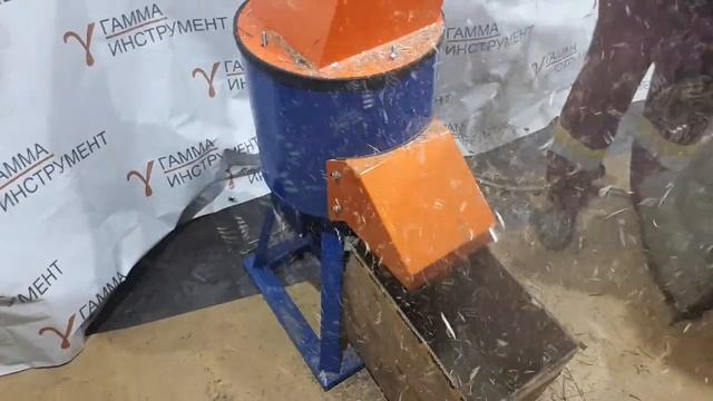 Дробилка дробление сена МИ-500 измельчение на сетке 20мм.mp4