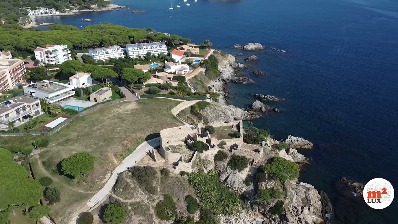 Замок Castell De Sant Esteve, Паламос, Коста Брава, Испания. 17 октября 2021г.