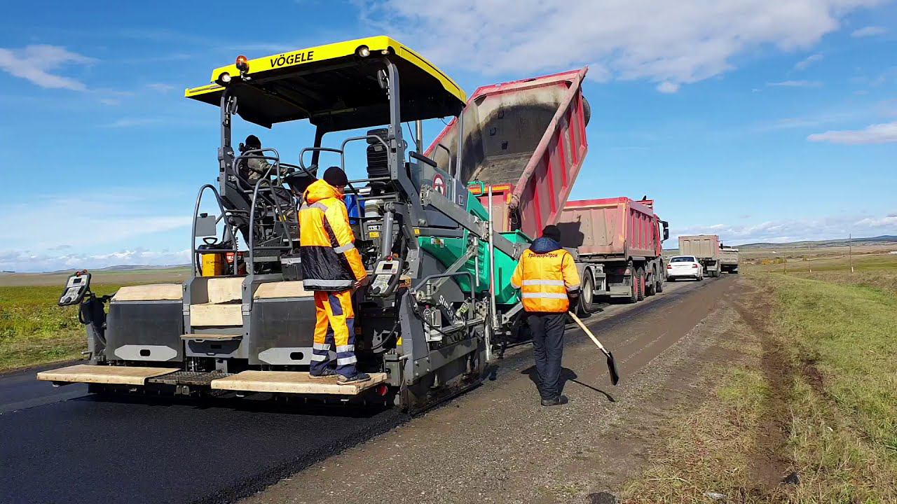 Самосвальный прицеп MEGA работает с асфальтоукладчиком | MEGA tipper trailer & asphalt paver.