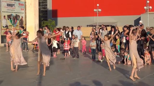 За окошком месяц май