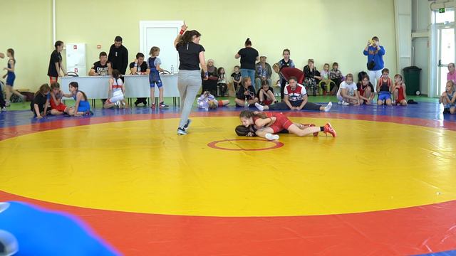 Соревнования по борьбе среди девочек!