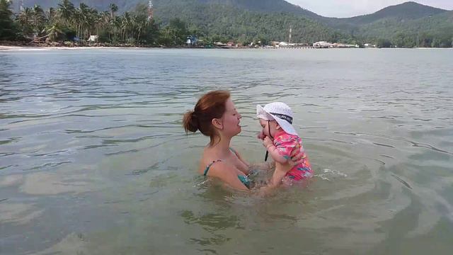 Отдых на острове Панган - Милана качается на качелях и купается в море