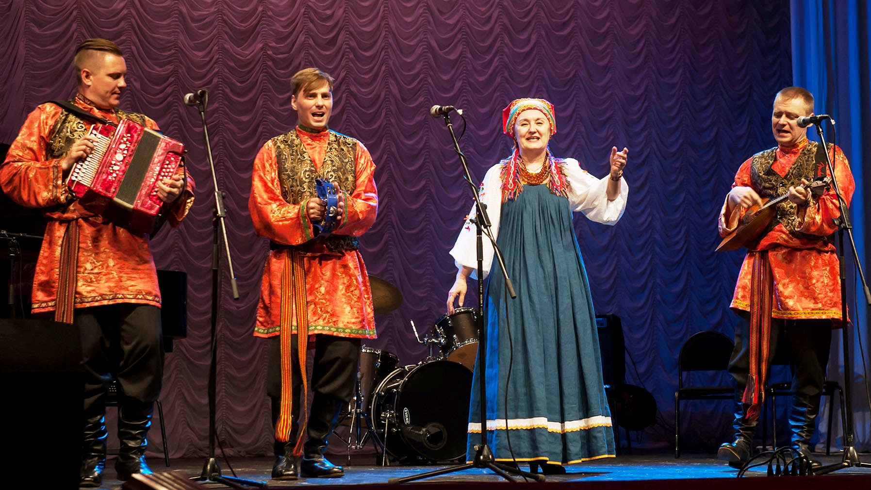 Ой, при лужку, при лужке •♥♥•.¸Сколько чувства и экспрессии! ❤️ 
ПОТРЯСАЮЩЕЕ исполнение!