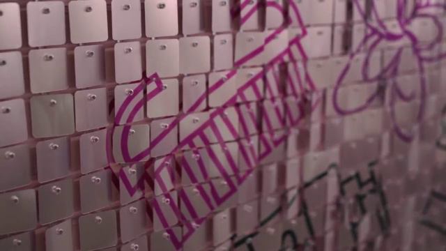 Фотозона с пайетками для салона красоты