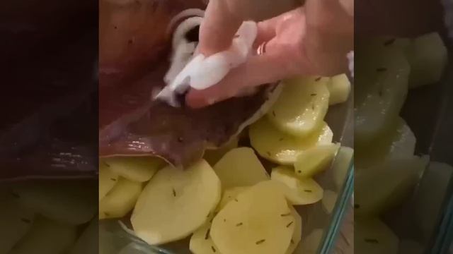 Запечённая рыба с картофелем