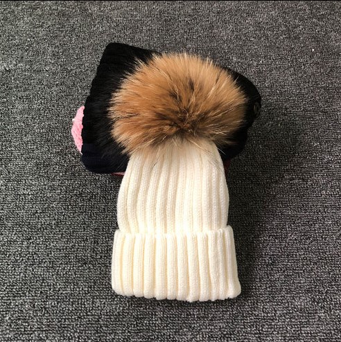 Шапка со съемным помпоном