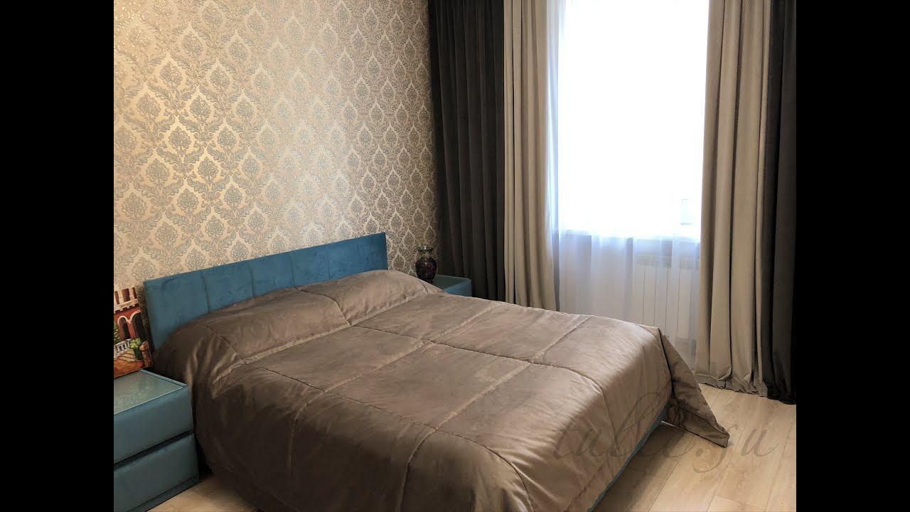 Двухцветные бархатные портьеры и тюль в спальне