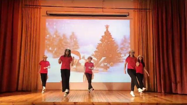 Племяница танцует в школе