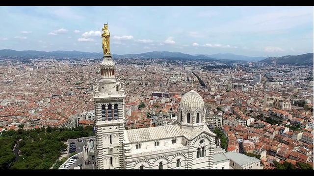 Вид на стадион Велодром с собора Нотр-Дам-де-ла-Гард (Базилика, Марсель 2019)