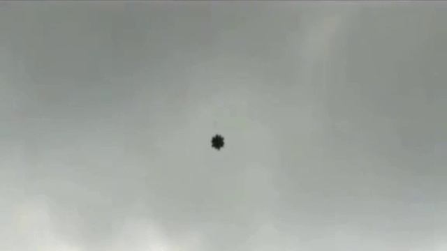 Работники аэропорта засняли неопознанный летающий объект причудливой формы.