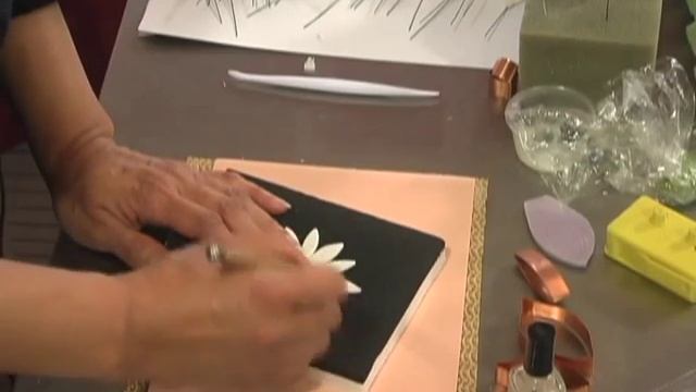 Профессиональный кондитер учит, как приготовить георгиновую пасту для украшения тортов