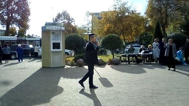 Концерт на Навагинской улице. Сочи. 09.10.23. Отличное выступление молодого человека.