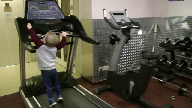 Дети в первый раз в качалке.mp4