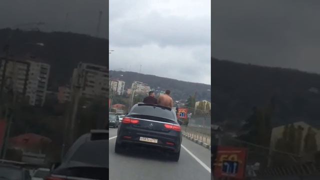 Туристы устроили стрельбу из машины в центре Туапсе..mp4