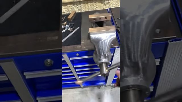 На полпути к реставрации тисков Wilton и проверке подгонки и функционирования.mp4