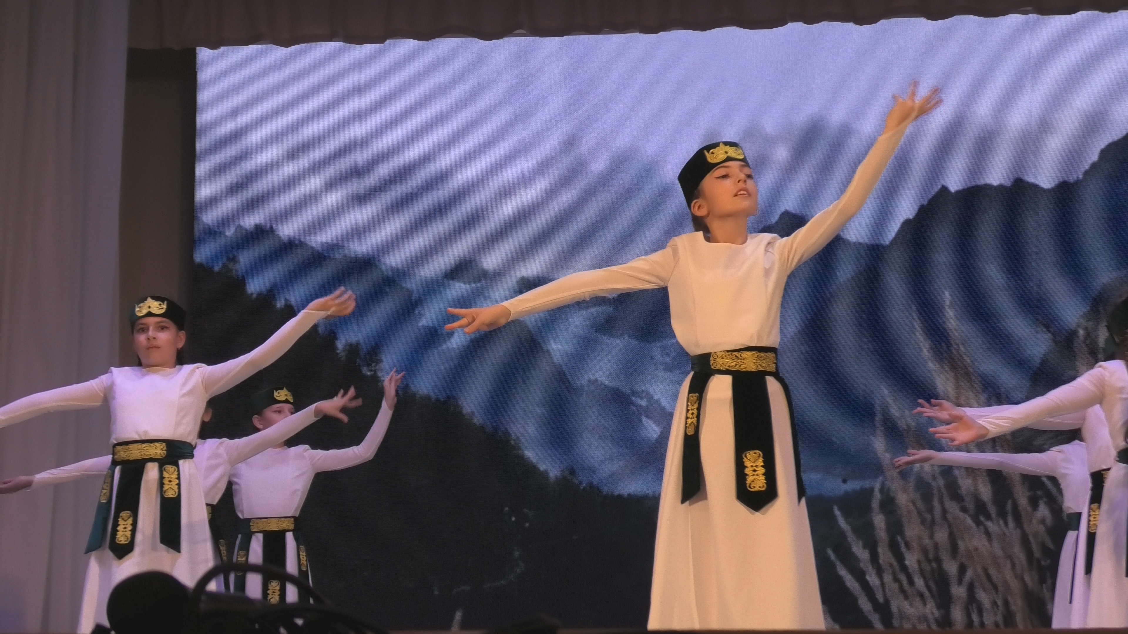 Армянский танец. "Ансамбль "Еразанк"