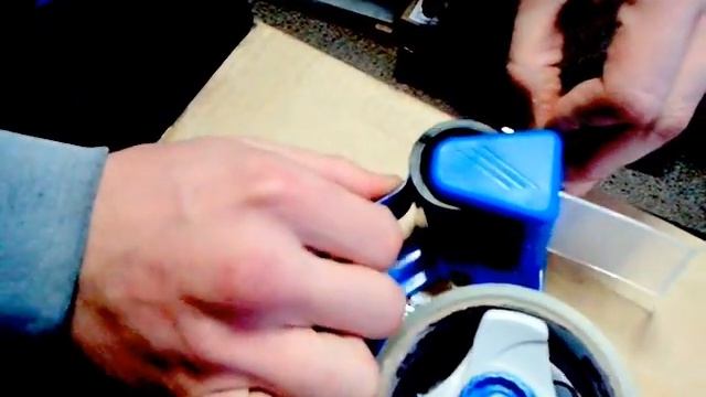 Видео заправки диспенсера для скотча и заклейка картонной коробки