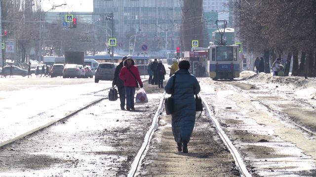 Уфимские улицы красивые лужи трамваи весна