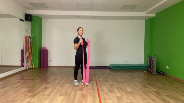 подъем на бицепс с эспандером