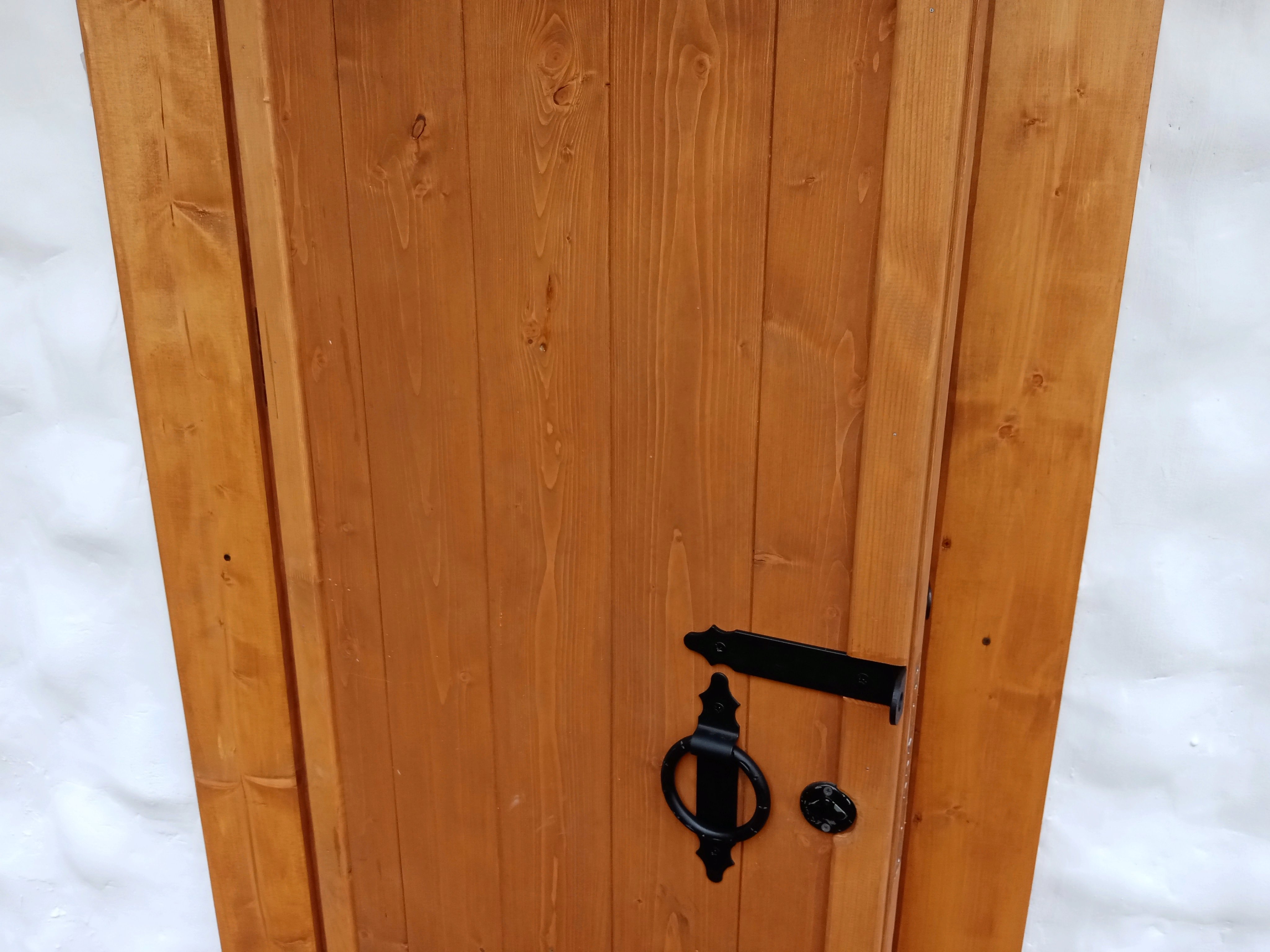 Новая дверь в головной хате Рождественского куреня. Июль 2021 год