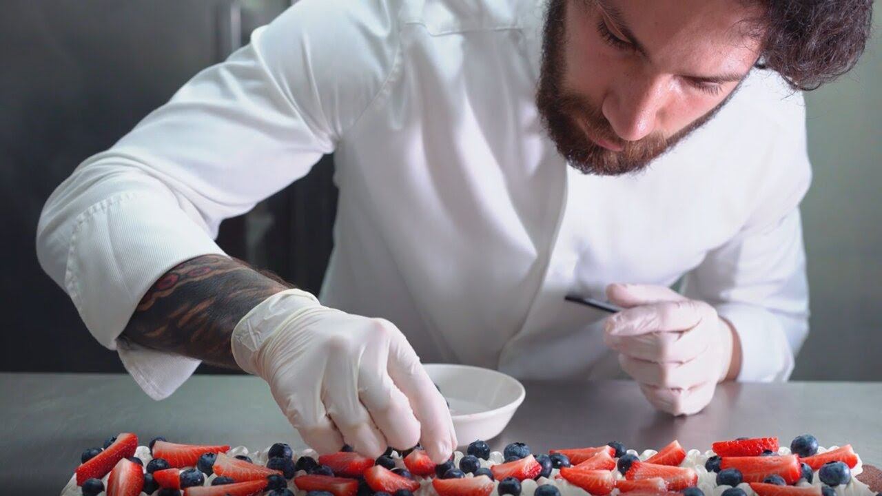 Как готовят 60 килограммовый торт на лайнере Astoria Grande