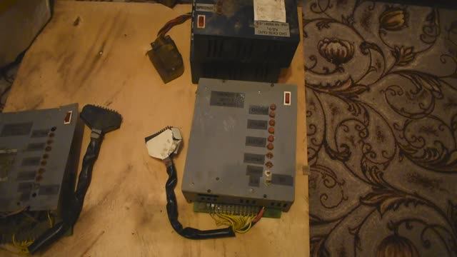 Разбираю блоки управления от светофора. Что внутри?