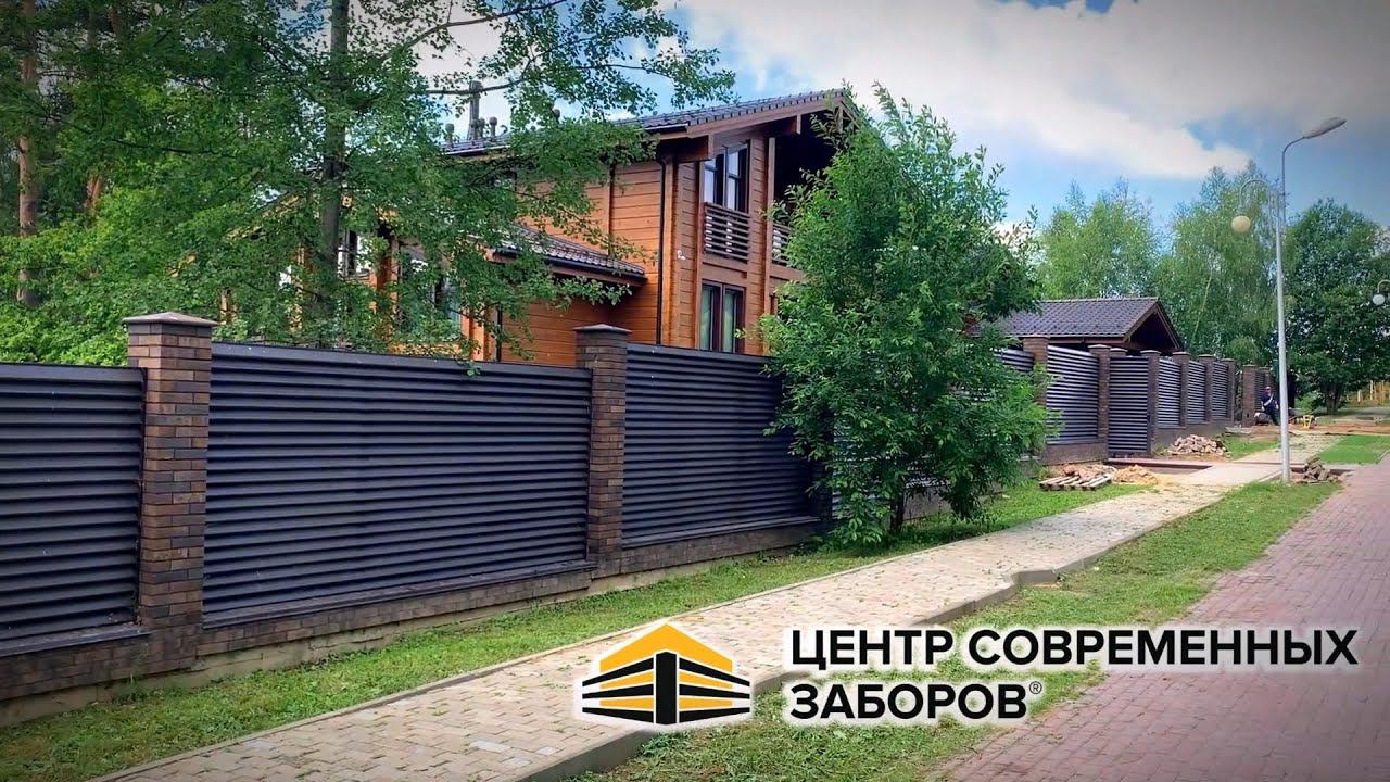 Забор-жалюзи Гамма - длинные пролеты и нестандартный уклон участка. Цвет - темный шоколад, бархат.