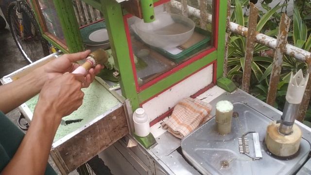 Уличные пирожные "Путу" (kue putu) в Чимахи