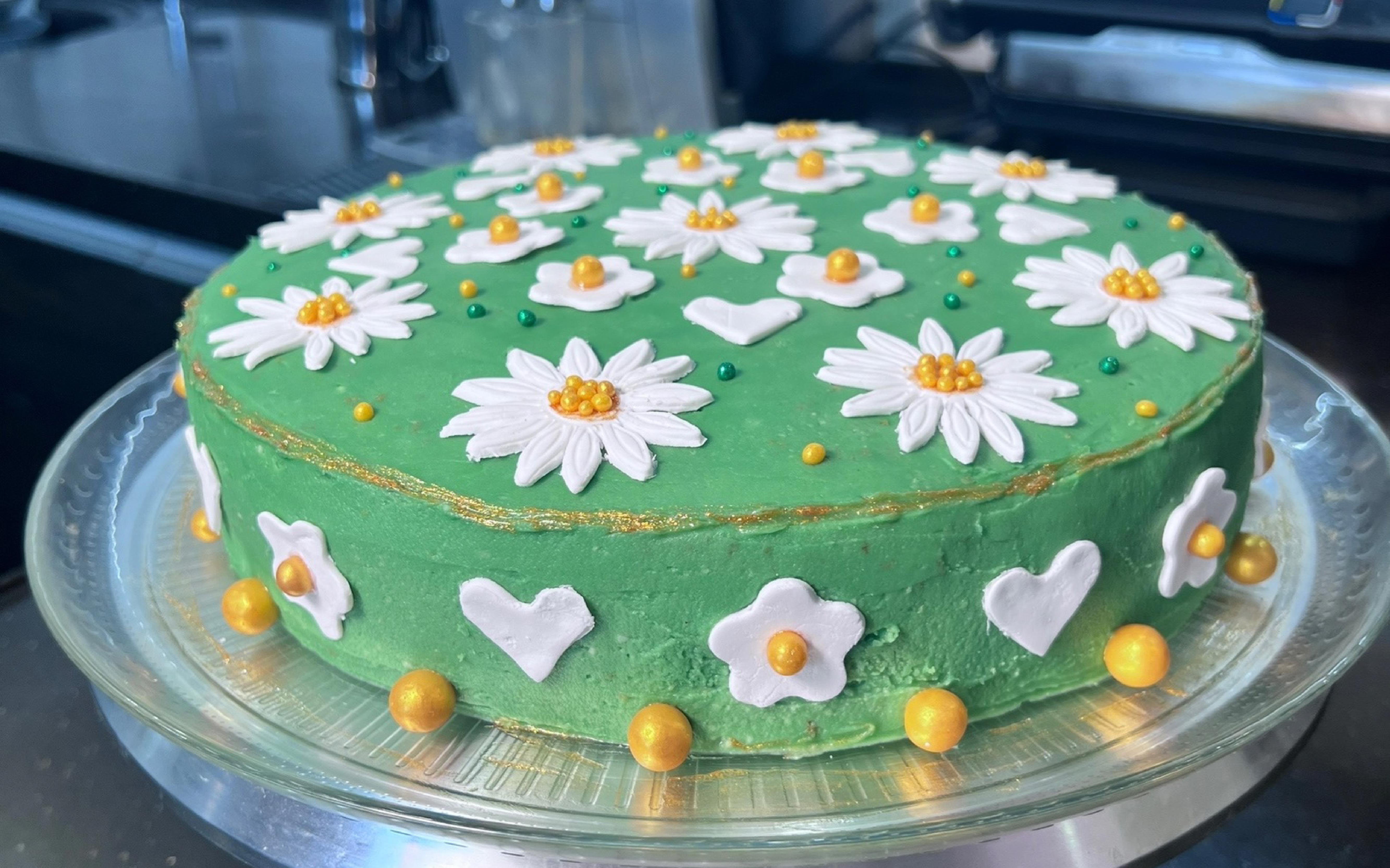 Готовлю торт на мамин день рождения.