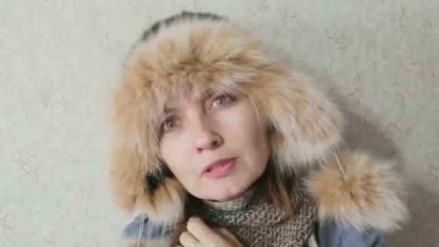 Меховая шапка своими руками из старого меха с завязками и помпонами. Запись из архива