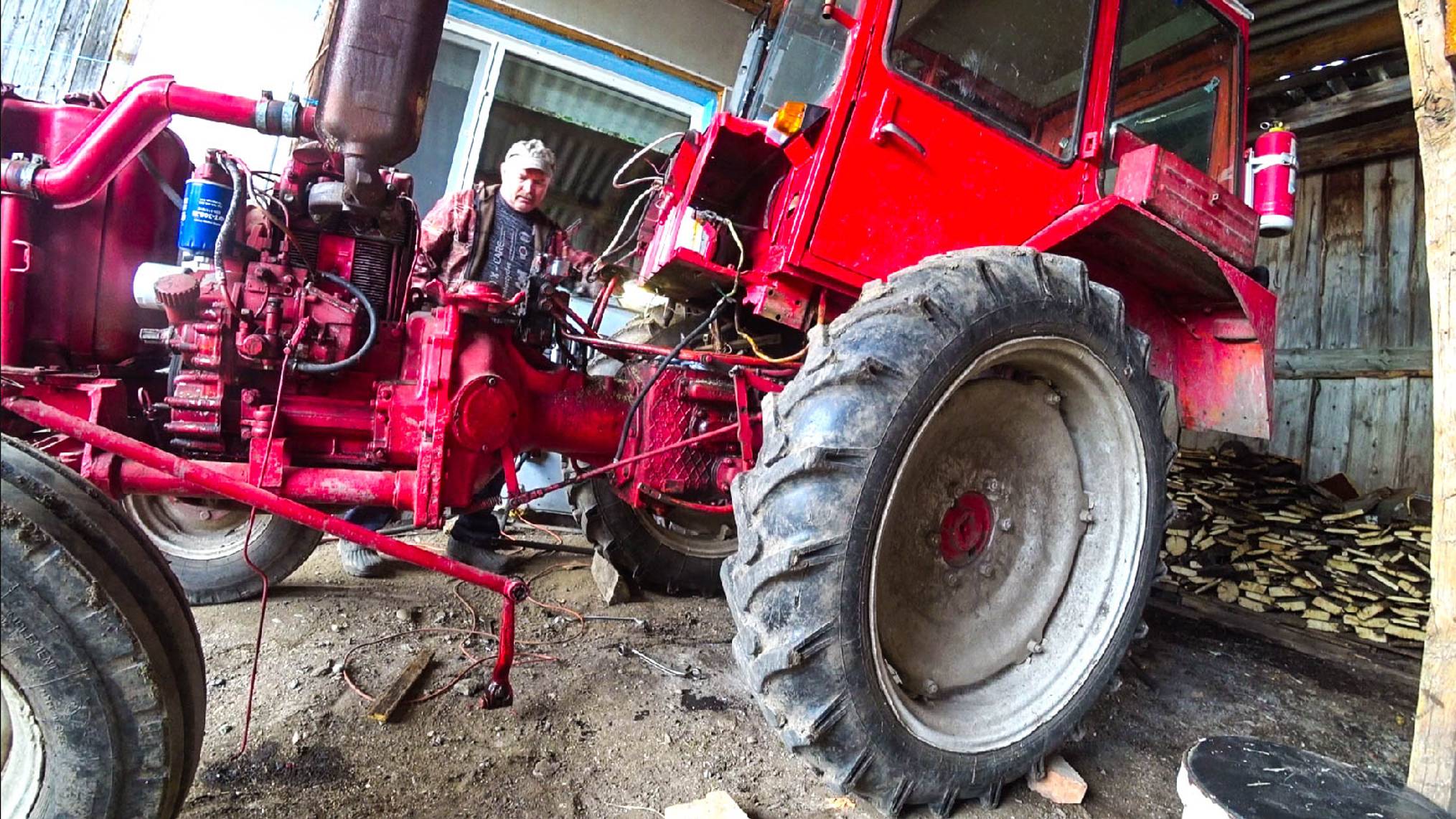 Трактор Т-25. Ремонт КПП и редуктора моста. Замена лент тормоза и барабана. Снимаю кабину,