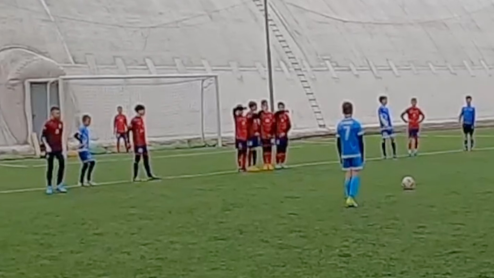 Гол через стенку от перекладины - красиво!