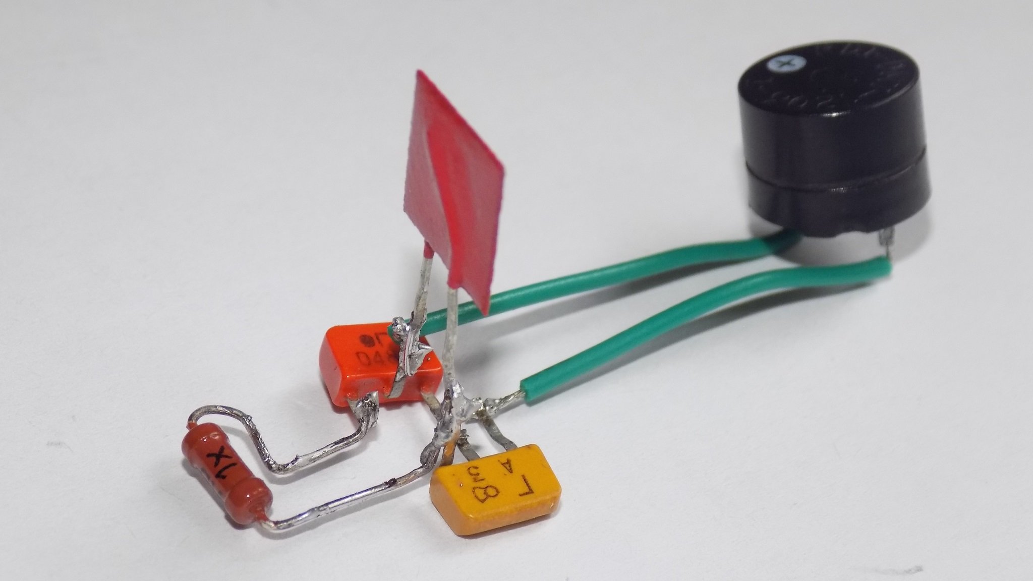 Простая пищалка на двух транзисторах