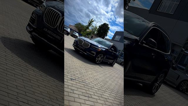 Видели такой BMW X5? Синий кузов, оранжевый салон. Любуемся и клеим на него антигравийную пленку!