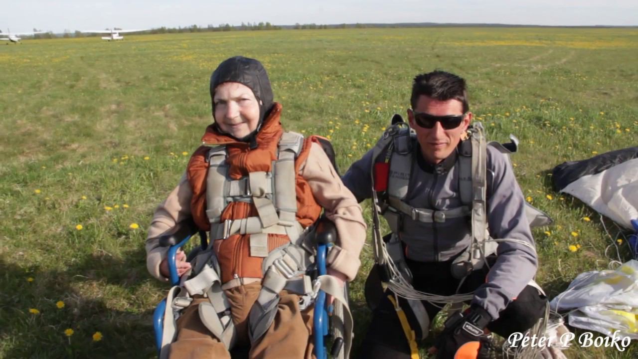 Отважная путешественница Людмила Галась осваивает парашют