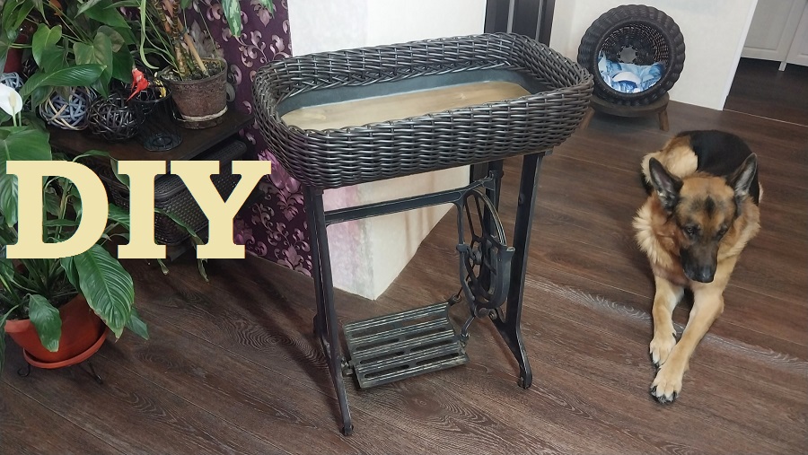 Столик из старой швейной машинки.