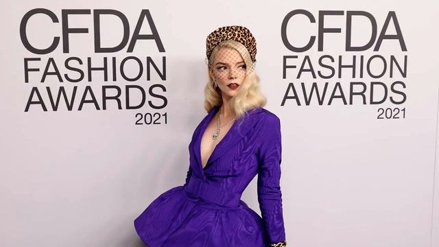 Аня Тейлор Джой декольте