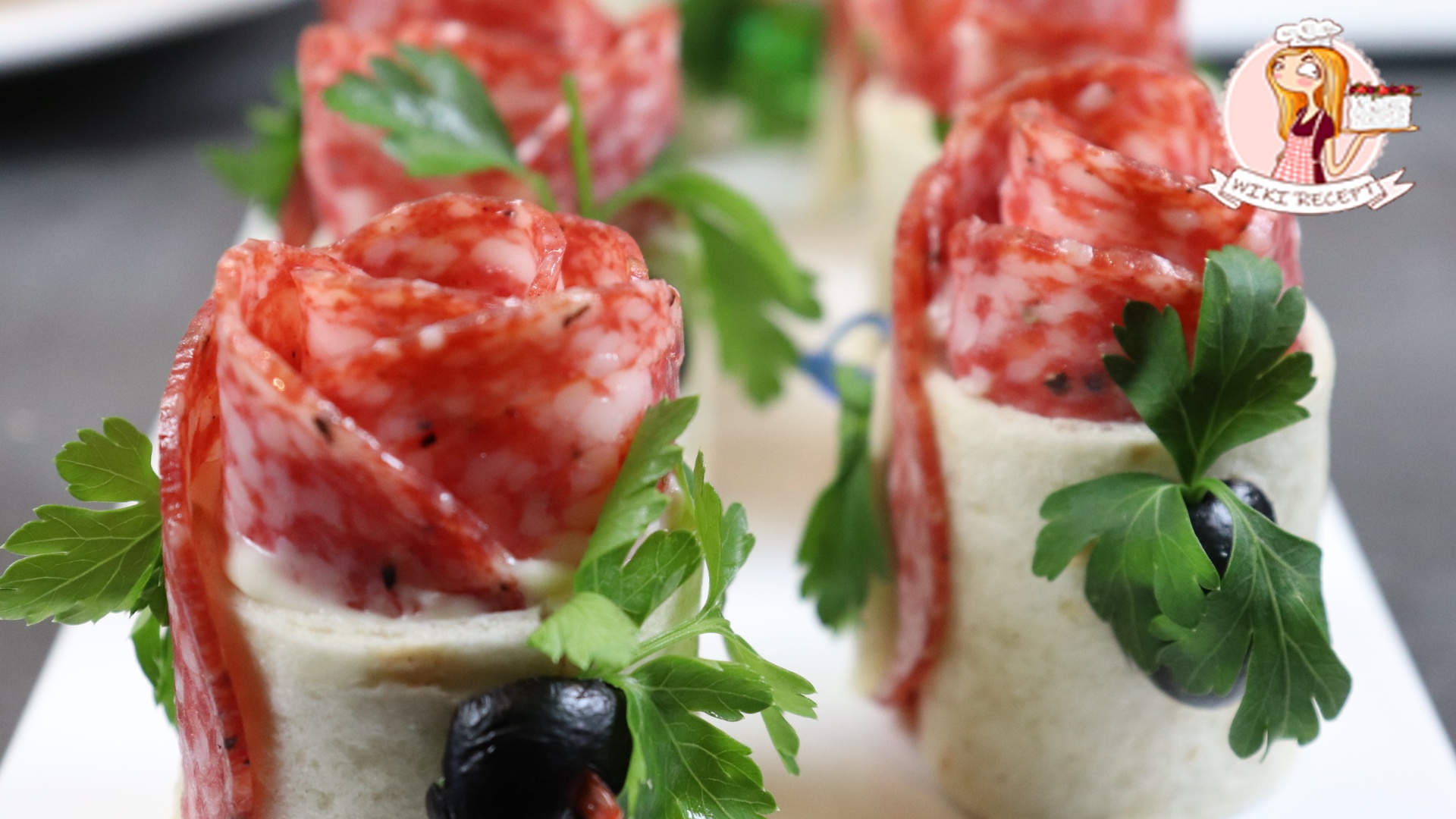 4 ингредиента, 20 минут и оригинальная закуска РОЗОЧКИ из КОЛБАСЫ (салями) на ПРАЗДНИЧНЫЙ СТОЛ готов